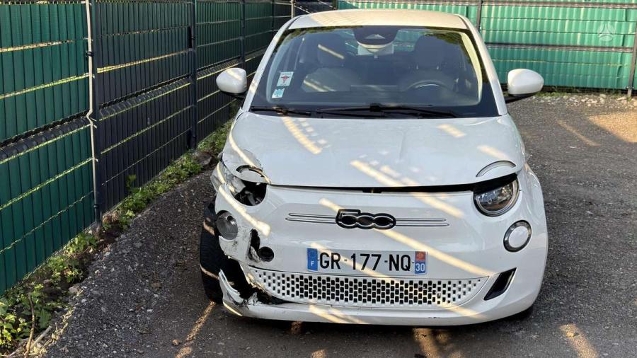 White Fiat 500 2023 in Jonava, with an engine capacity of 0.00 L and mileage of 26 thousand km for 7150 €, photo 15 on AUTOMOTO.COM.LV