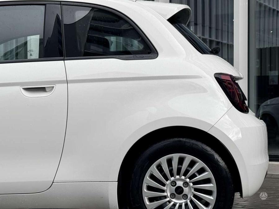 Белый Фиат 500 2023 в Вильнюс, объемом двигателя 0.00 л и пробегом 33 тыс. км за 12290 €, фото 3 на AUTOMOTO.COM.LV