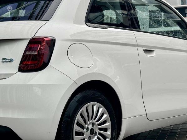 White Fiat 500 2023 in Vilnius, with an engine capacity of 0.00 L and mileage of 33 thousand km for 12290 €, photo 5 on AUTOMOTO.COM.LV