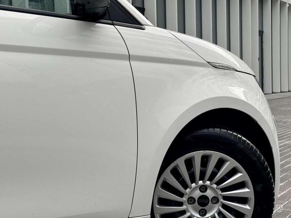 White Fiat 500 2023 in Vilnius, with an engine capacity of 0.00 L and mileage of 33 thousand km for 12290 €, photo 6 on AUTOMOTO.COM.LV