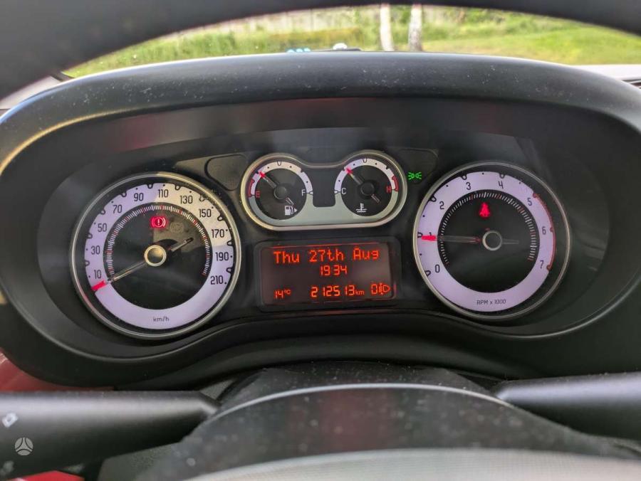 Red Fiat 500L 2013 in Siauliai, with an engine capacity of 1.25 L and mileage of 213 thousand km for 4700 €, photo 10 on AUTOMOTO.COM.LV