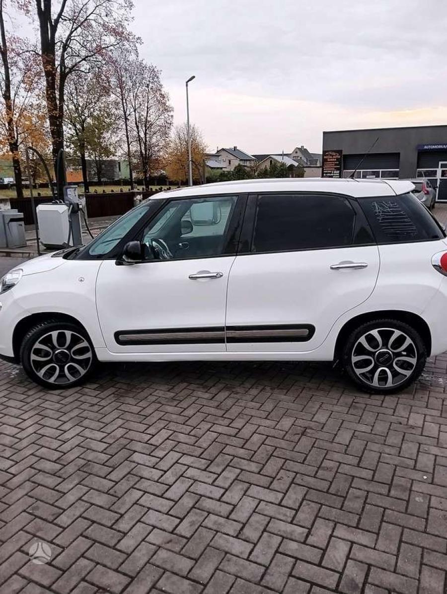 White Fiat 500L 2013 in Taurage, with an engine capacity of 1.25 L and mileage of 223 thousand km for 2350 €, photo 5 on AUTOMOTO.COM.LV