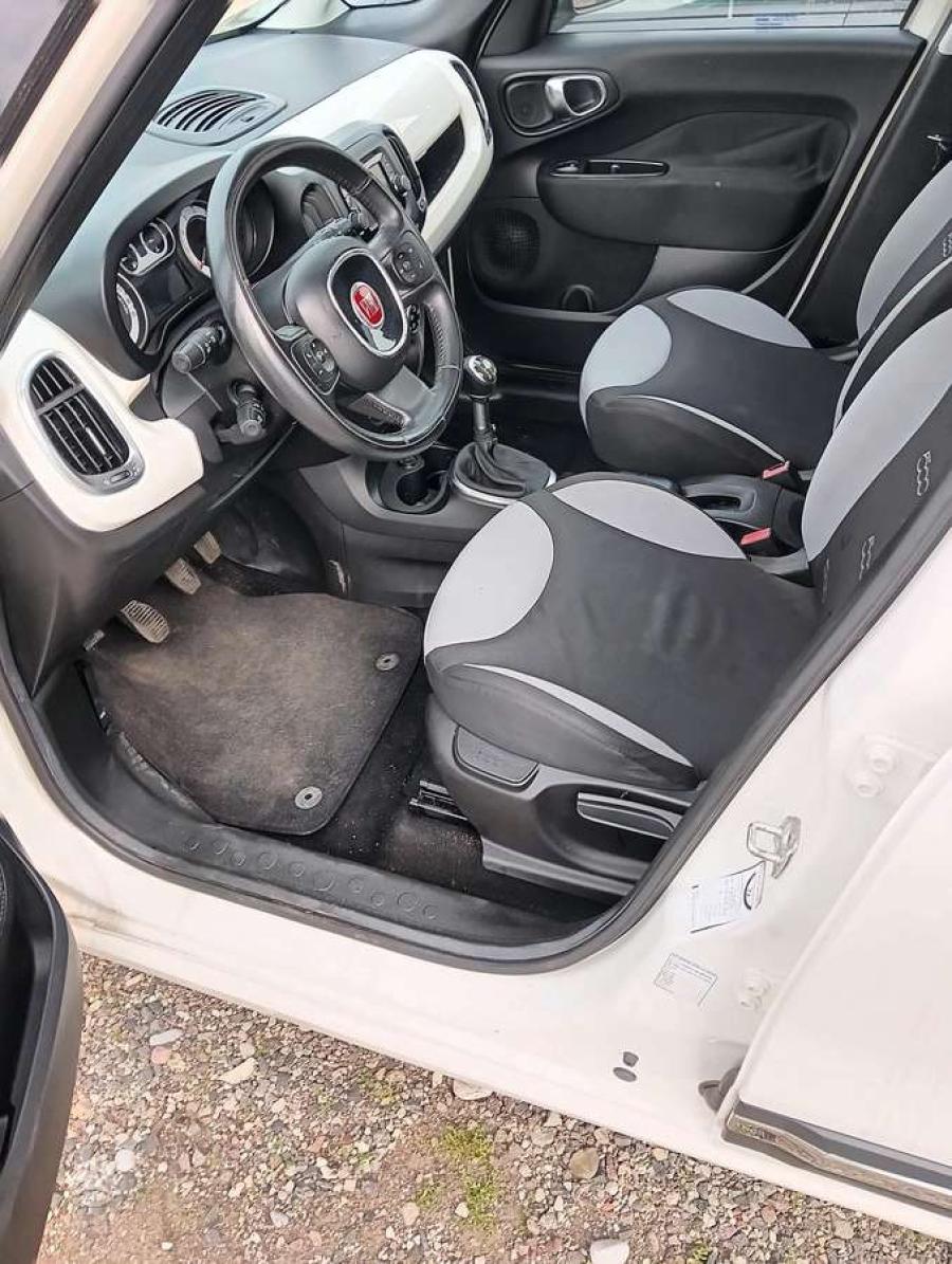 White Fiat 500L 2013 in Taurage, with an engine capacity of 1.25 L and mileage of 223 thousand km for 2350 €, photo 20 on AUTOMOTO.COM.LV