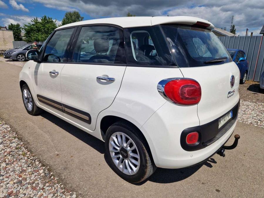 White Fiat 500L 2014 in Taurage, with an engine capacity of 1.30 L and mileage of 190 thousand km for 4100 €, photo 7 on AUTOMOTO.COM.LV