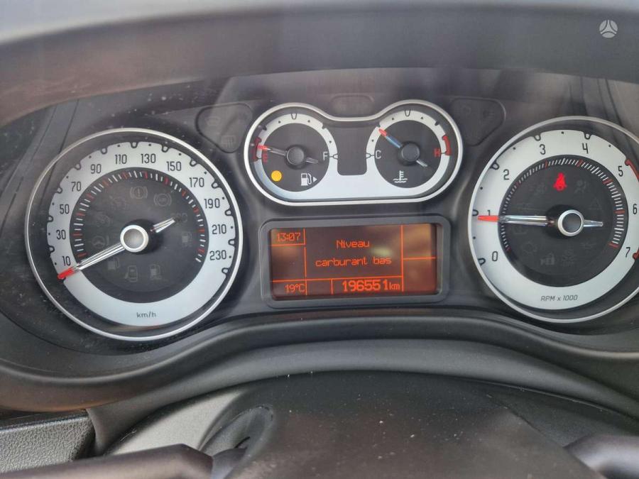 White Fiat 500L 2014 in Taurage, with an engine capacity of 1.30 L and mileage of 190 thousand km for 4100 €, photo 12 on AUTOMOTO.COM.LV