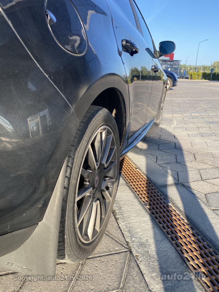 Melns Fiat Bravo 2008 Tallina, ar dzinēja tilpumu 1.90 L un nobraukumu 271 tūkst. km par 2499 €, foto 18 vietnē AUTOMOTO.COM.LV