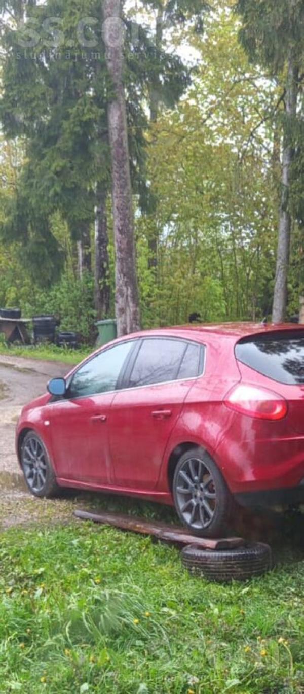 Sarkans Fiat Bravo 2007 Rīga, ar dzinēja tilpumu 1.90 L un nobraukumu 250 tūkst. km par 2300 €, foto 7 vietnē AUTOMOTO.COM.LV