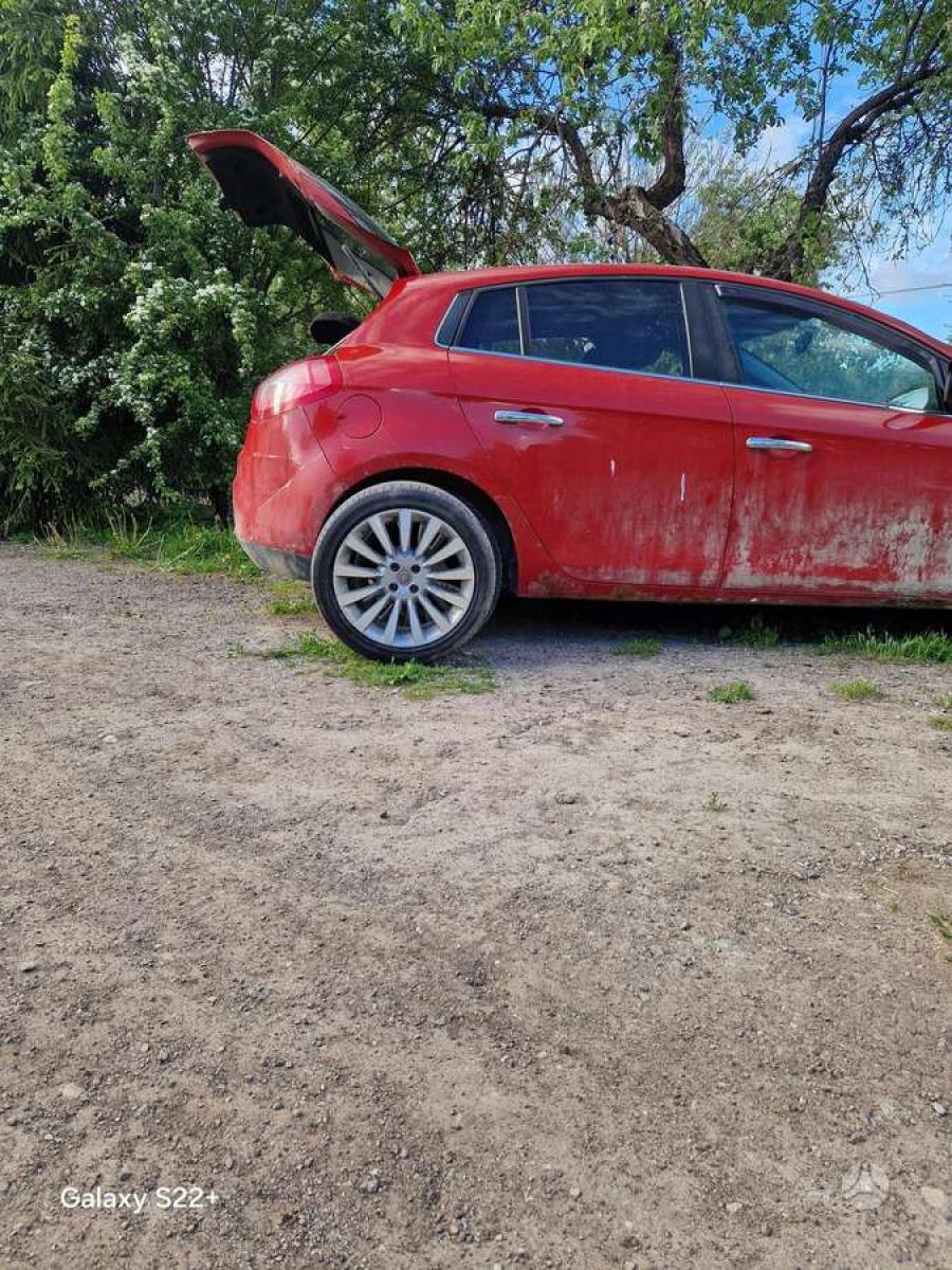 Red Fiat Bravo 2007 in Siauliai, with an engine capacity of 1.91 L and mileage of 248 thousand km for 1300 €, photo 3 on AUTOMOTO.COM.LV
