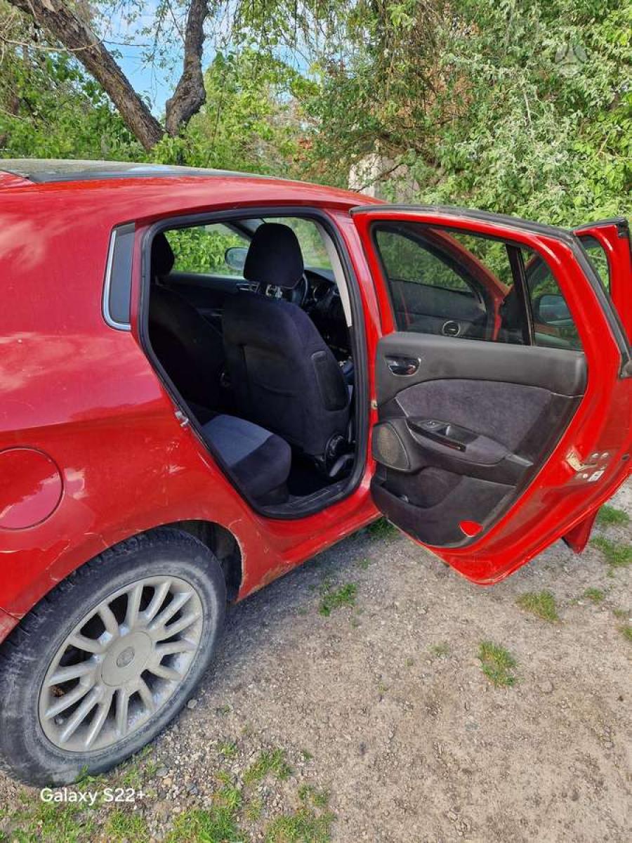 Red Fiat Bravo 2007 in Siauliai, with an engine capacity of 1.91 L and mileage of 248 thousand km for 1300 €, photo 4 on AUTOMOTO.COM.LV