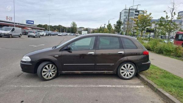 Brown Fiat Croma 2007 in Vilnius, with an engine capacity of 2.20 L and mileage of 238 thousand km for 1800 €, photo 3 on AUTOMOTO.COM.LV
