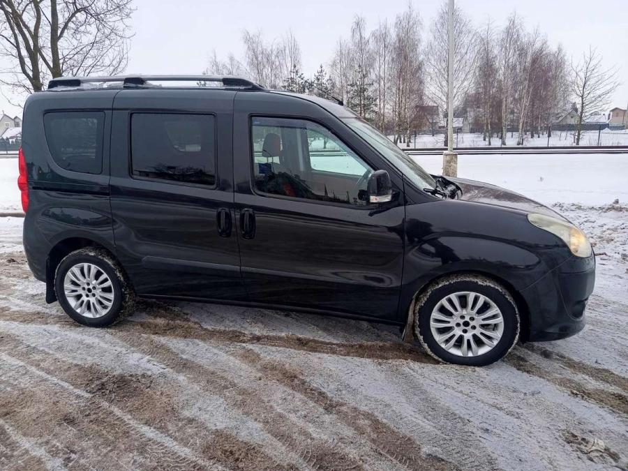 Black Fiat Doblo 2014 in Marijampole, with an engine capacity of 1.96 L and mileage of 265 thousand km for 4300 €, photo 5 on AUTOMOTO.COM.LV