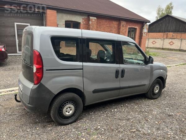 Grey Fiat Doblo 2010 in Daugavpils, with an engine capacity of 1.60 L and mileage of 322 thousand km for 2250 €, photo 1 on AUTOMOTO.COM.LV