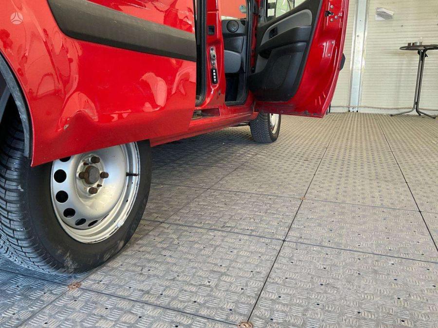 Red Fiat Doblo 2009 in Vilnius, with an engine capacity of 1.37 L and mileage of 227 thousand km for 2400 €, photo 6 on AUTOMOTO.COM.LV