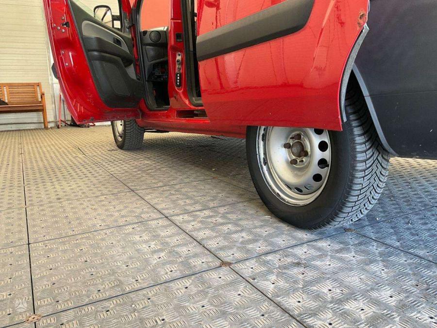 Red Fiat Doblo 2009 in Vilnius, with an engine capacity of 1.37 L and mileage of 227 thousand km for 2400 €, photo 7 on AUTOMOTO.COM.LV
