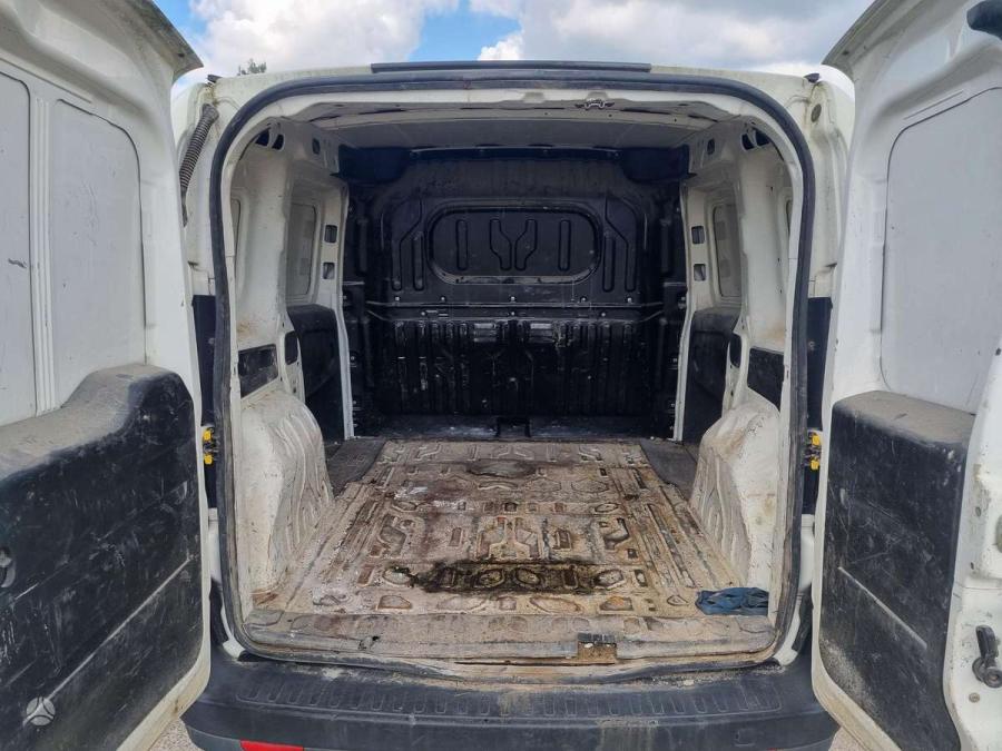 White Fiat Doblo 2010 in Kaunas, with an engine capacity of 1.60 L and mileage of 400 thousand km for 1650 €, photo 7 on AUTOMOTO.COM.LV