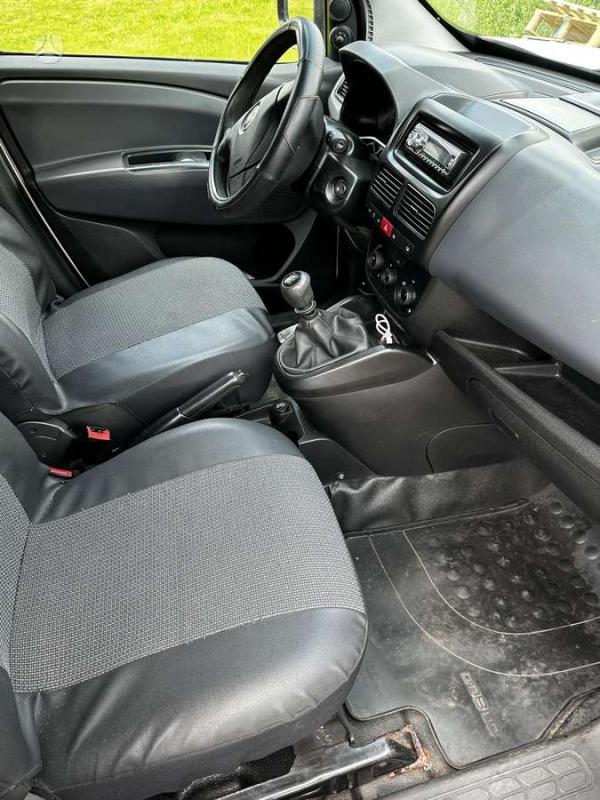 White Fiat Doblo 2011 in Vilnius, with an engine capacity of 1.60 L and mileage of 270 thousand km for 2600 €, photo 4 on AUTOMOTO.COM.LV