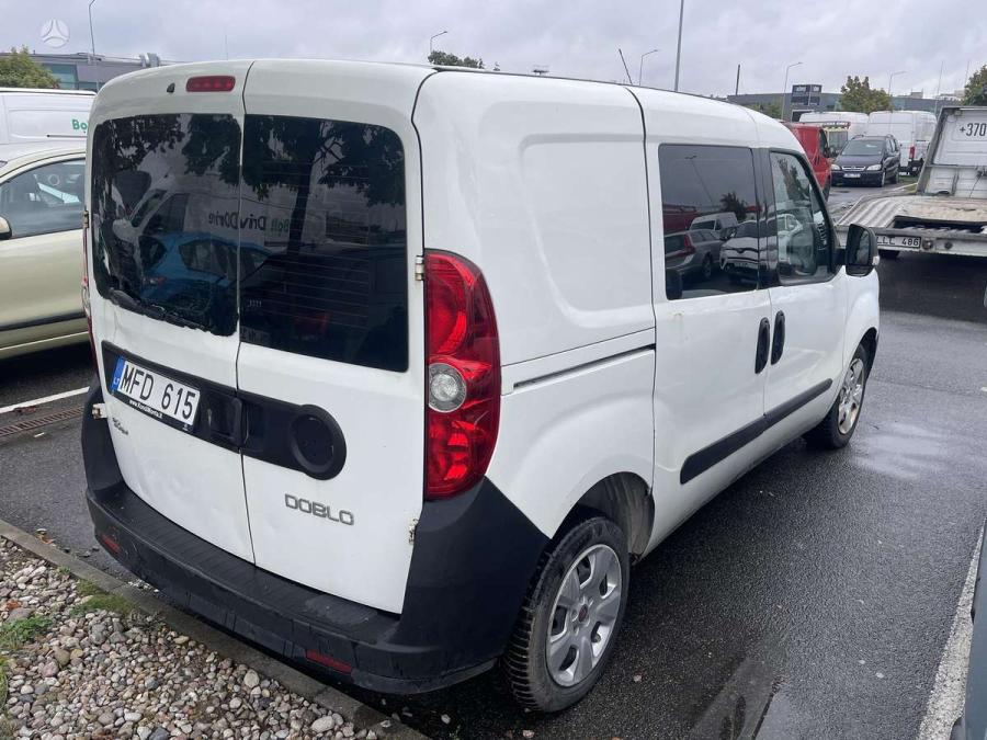 White Fiat Doblo 2013 in Vilnius, with an engine capacity of 1.60 L and mileage of 274 thousand km for 1200 €, photo 4 on AUTOMOTO.COM.LV