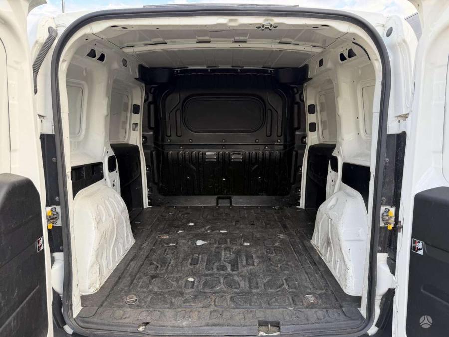 White Fiat Doblo 2015 in Vilnius, with an engine capacity of 1.60 L and mileage of 177 thousand km for 2550 €, photo 10 on AUTOMOTO.COM.LV