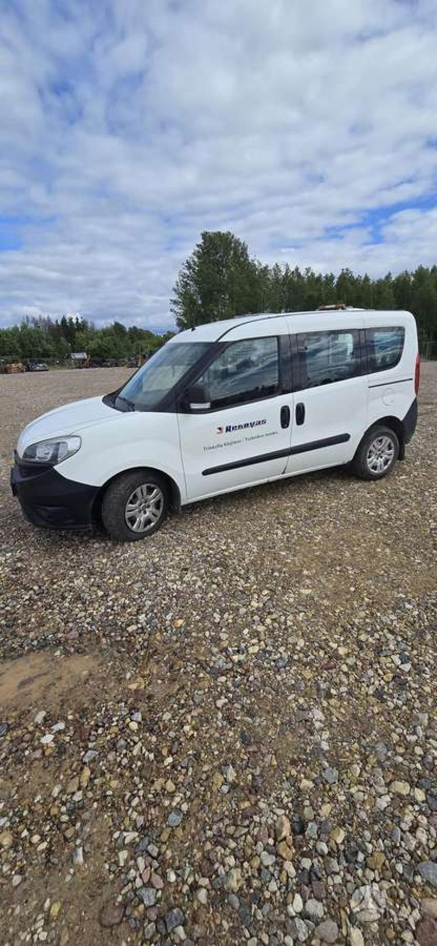 White Fiat Doblo 2016 in Vilnius, with an engine capacity of 1.25 L and mileage of 252 thousand km for 3500 €, photo 3 on AUTOMOTO.COM.LV
