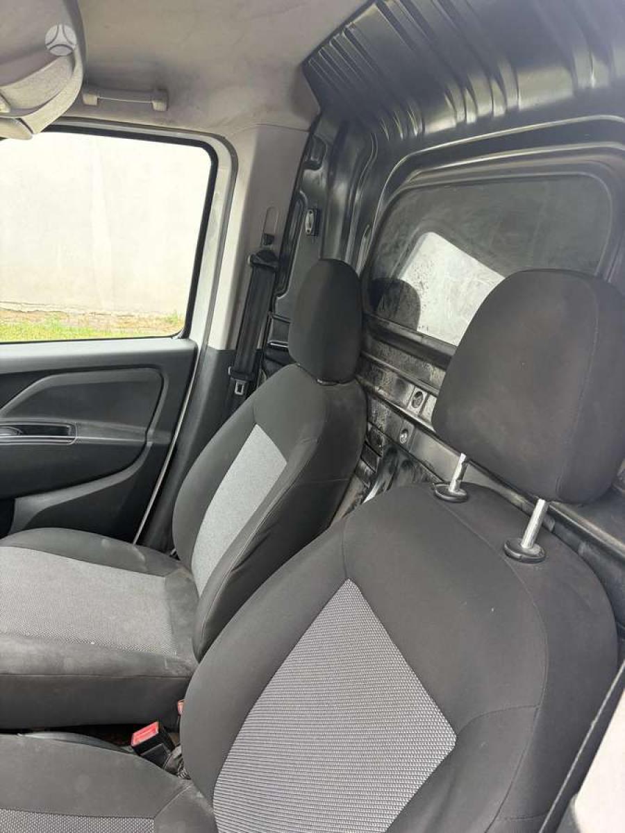 White Fiat Doblo 2017 in Kaunas, with an engine capacity of 1.25 L and mileage of 433 thousand km for 2500 €, photo 8 on AUTOMOTO.COM.LV