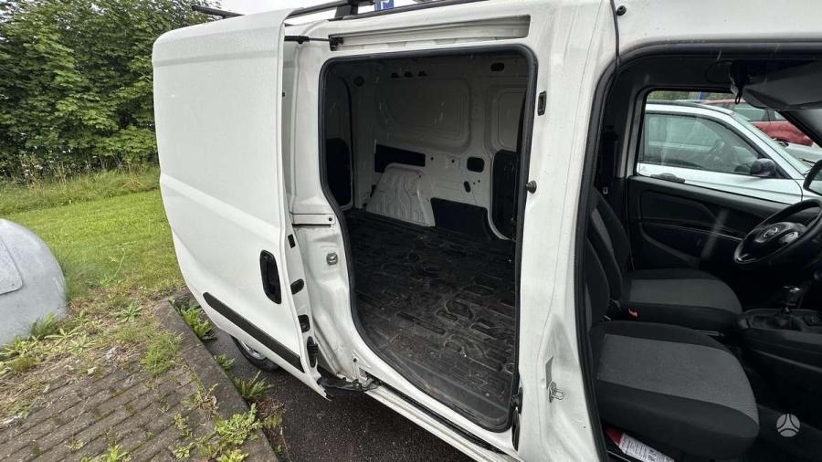 White Fiat Doblo 2019 in Vilnius, with an engine capacity of 1.60 L and mileage of 239 thousand km for 6050 €, photo 4 on AUTOMOTO.COM.LV