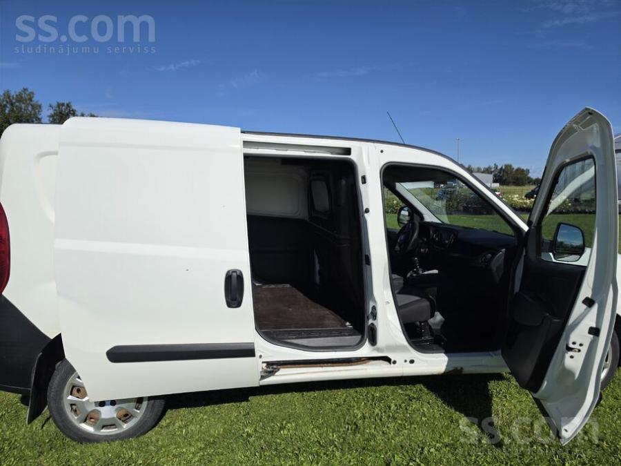 White Fiat Doblo 2015 in Riga, with an engine capacity of 1.60 L and mileage of 210 thousand km for 3500 €, photo 7 on AUTOMOTO.COM.LV