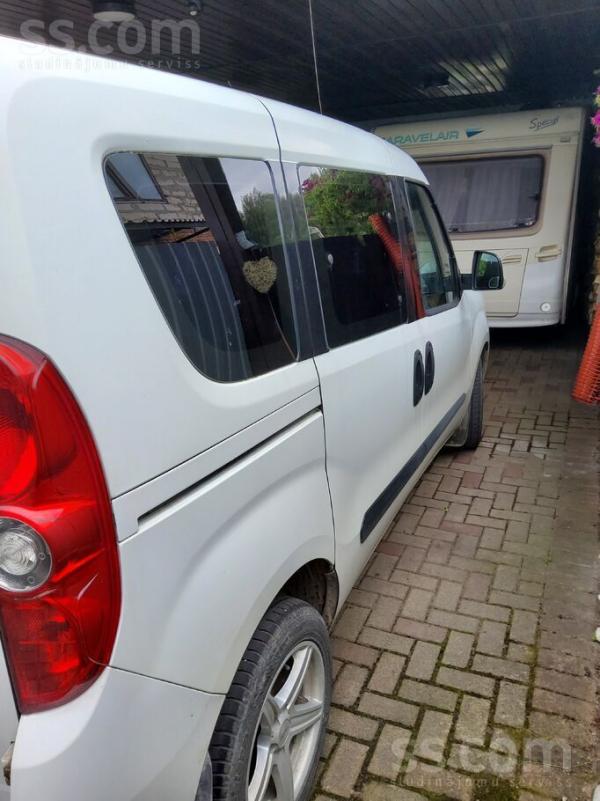 White Fiat Doblo 2015 in Riga, with an engine capacity of 1.30 L and mileage of 157 thousand km for 4000 €, photo 10 on AUTOMOTO.COM.LV