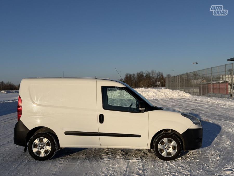 White Fiat Doblo 2015 in Panevezys, with an engine capacity of 1.60 L and mileage of 176 thousand km for 2650 €, photo 4 on AUTOMOTO.COM.LV
