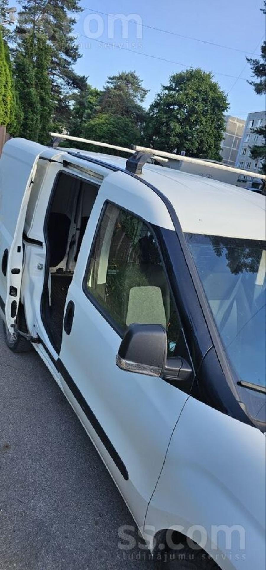 White Fiat Doblo 2018 in Riga, with an engine capacity of 1.30 L and mileage of 248 thousand km for 6100 €, photo 9 on AUTOMOTO.COM.LV