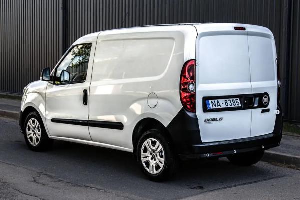 White Fiat Doblo 2021 in Riga, with an engine capacity of 1.30 L and mileage of 54 thousand km for 9900 €, photo 4 on AUTOMOTO.COM.LV