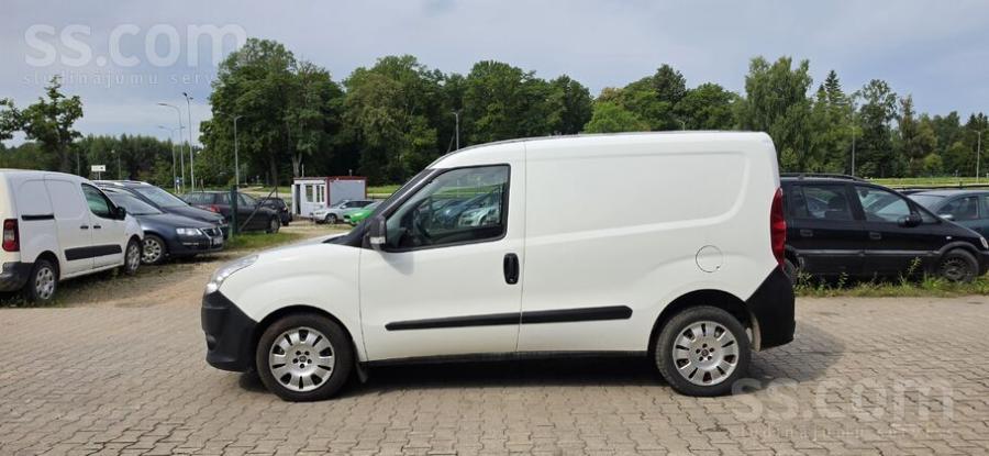 White Fiat Doblo 2011 in Valmiera, with an engine capacity of 1.60 L and mileage of 285 thousand km for 2250 €, photo 6 on AUTOMOTO.COM.LV