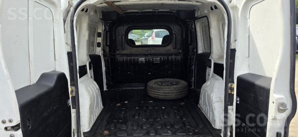 White Fiat Doblo 2011 in Valmiera, with an engine capacity of 1.60 L and mileage of 285 thousand km for 2250 €, photo 9 on AUTOMOTO.COM.LV