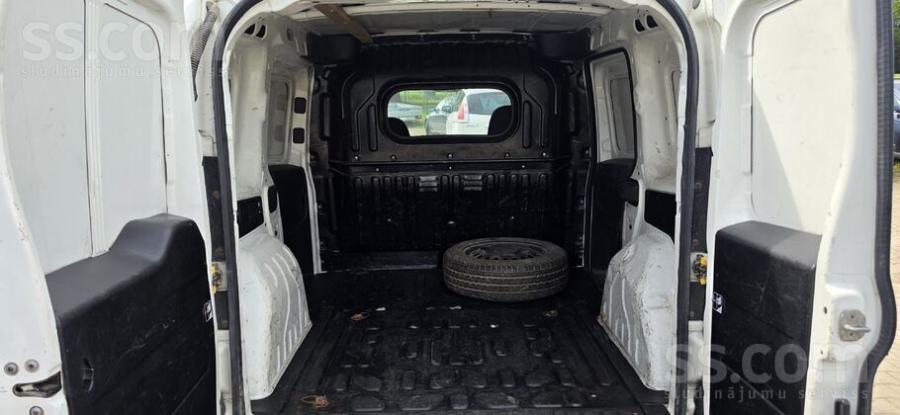 White Fiat Doblo 2011 in Valmiera, with an engine capacity of 1.60 L and mileage of 285 thousand km for 2250 €, photo 10 on AUTOMOTO.COM.LV
