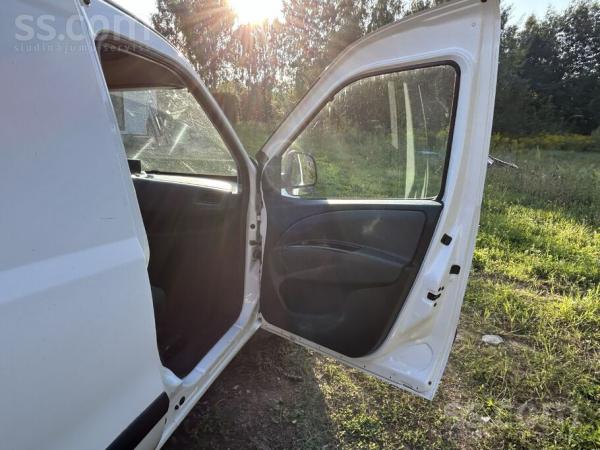 White Fiat Doblo 2015 in Riga, with an engine capacity of 1.30 L and mileage of 122 thousand km for 4500 €, photo 4 on AUTOMOTO.COM.LV