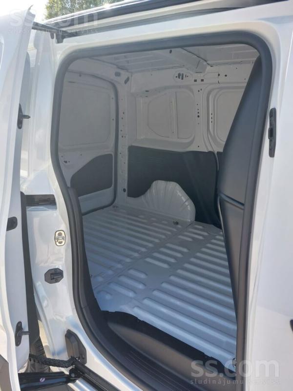 White Fiat Doblo 2025 in Bauska, with an engine capacity of 1.50 L and mileage of 15 thousand km for 21659 €, photo 4 on AUTOMOTO.COM.LV