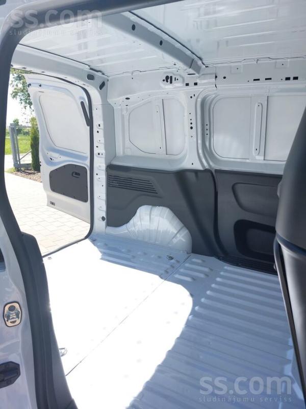 White Fiat Doblo 2025 in Bauska, with an engine capacity of 1.50 L and mileage of 15 thousand km for 21659 €, photo 7 on AUTOMOTO.COM.LV