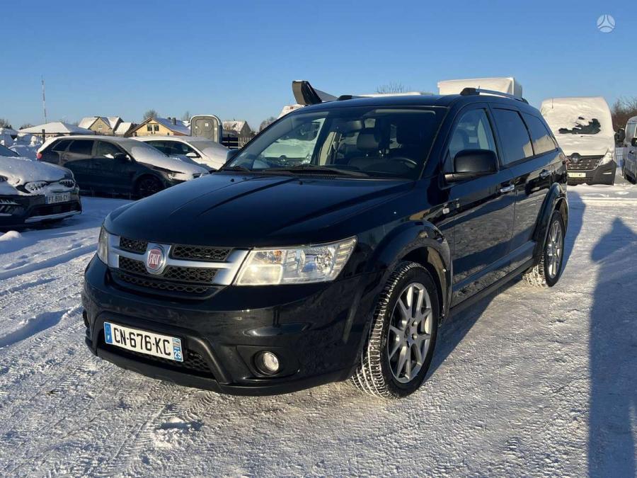 Black Fiat Freemont 2012 in Taurage, with an engine capacity of 1.96 L and mileage of 228 thousand km for 5250 €, photo 1 on AUTOMOTO.COM.LV