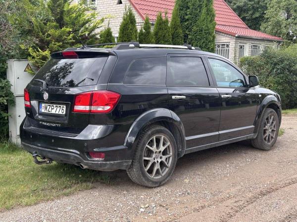 Black Fiat Freemont 2012 in Vilnius, with an engine capacity of 1.96 L and mileage of 196 thousand km for 4800 €, photo 6 on AUTOMOTO.COM.LV