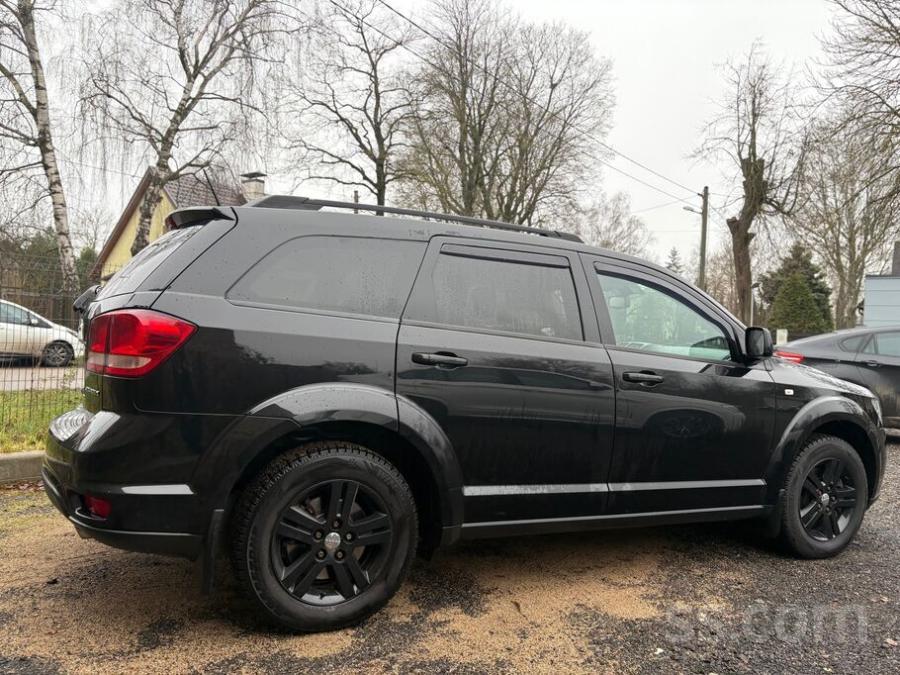 Black Fiat Freemont 2013 in Riga, with an engine capacity of 2.00 L and mileage of 0 thousand km for 5100 €, photo 3 on AUTOMOTO.COM.LV