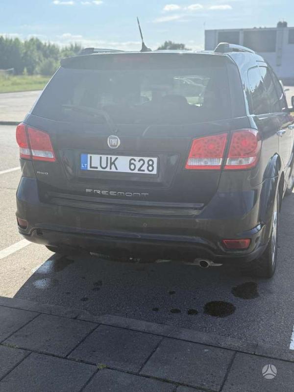 Black Fiat Freemont 2013 in Radviliskis, with an engine capacity of 1.96 L and mileage of 222 thousand km for 3850 €, photo 4 on AUTOMOTO.COM.LV