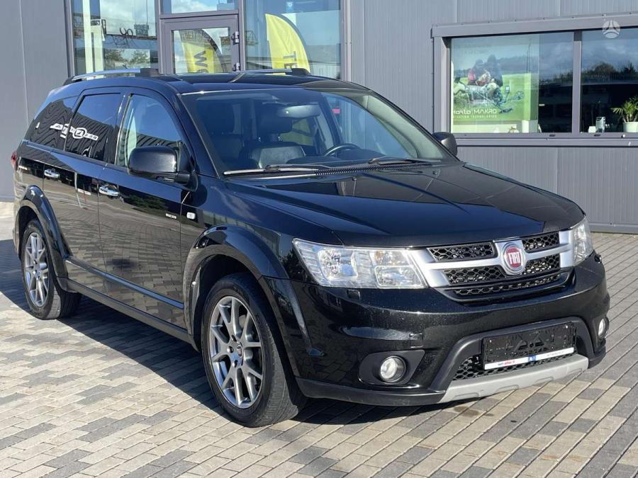 Black Fiat Freemont 2014 in Siauliai, with an engine capacity of 1.96 L and mileage of 242 thousand km for 6350 €, photo 1 on AUTOMOTO.COM.LV