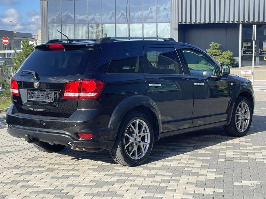 Black Fiat Freemont 2014 in Siauliai, with an engine capacity of 1.96 L and mileage of 242 thousand km for 6350 €, photo 5 on AUTOMOTO.COM.LV