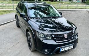 Melns Fiat Freemont 2015 Rīga, ar dzinēja tilpumu 2.00 L un nobraukumu 235 tūkst. km par 4000 €, foto  vietnē AUTOMOTO.COM.LV