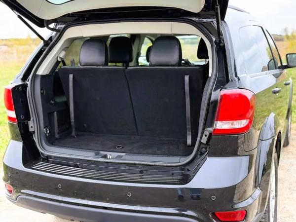 Melns Fiat Freemont 2012 Rīga, ar dzinēja tilpumu 2.00 L un nobraukumu 363 tūkst. km par 5490 €, foto 5 vietnē AUTOMOTO.COM.LV