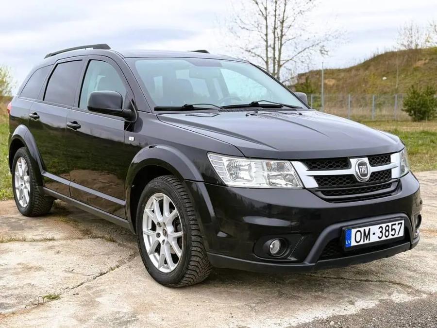 Black Fiat Freemont 2012 in Riga, with an engine capacity of 2.00 L and mileage of 363 thousand km for 5490 €, photo 1 on AUTOMOTO.COM.LV