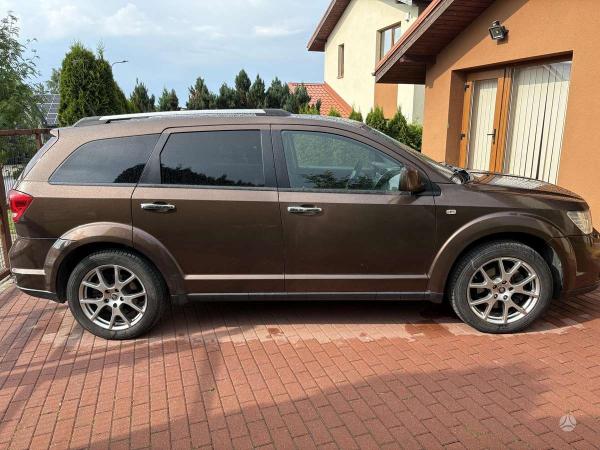 Brown Fiat Freemont 2013 in Vilnius, with an engine capacity of 1.96 L and mileage of 209 thousand km for 5500 €, photo 1 on AUTOMOTO.COM.LV