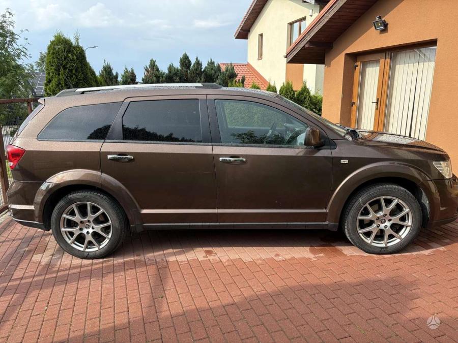 Brown Fiat Freemont 2013 in Vilnius, with an engine capacity of 1.96 L and mileage of 209 thousand km for 5500 €, photo 1 on AUTOMOTO.COM.LV
