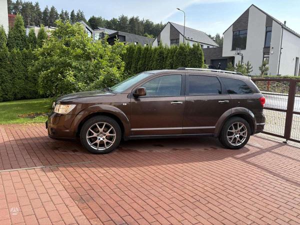 Brown Fiat Freemont 2013 in Vilnius, with an engine capacity of 1.96 L and mileage of 209 thousand km for 5500 €, photo 2 on AUTOMOTO.COM.LV