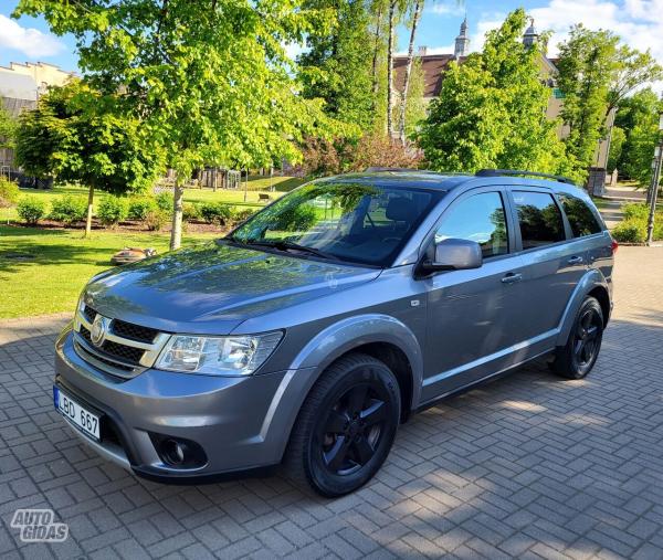Grey Fiat Freemont 2011 in Siauliai, with an engine capacity of 2.00 L and mileage of 300 thousand km for 4350 €, photo 3 on AUTOMOTO.COM.LV