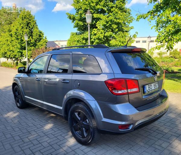 Grey Fiat Freemont 2011 in Siauliai, with an engine capacity of 2.00 L and mileage of 300 thousand km for 3950 €, photo 5 on AUTOMOTO.COM.LV